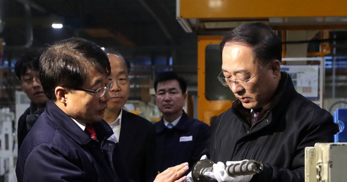 자동차 부품 살펴보는 홍남기 부총리