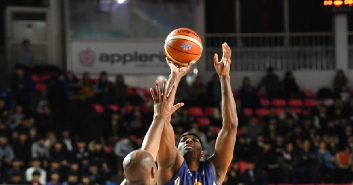 [BK Review] '브라운 27P 16R' KCC, KT 완파하고 2연승.. 승률 5할 복귀 '눈앞'