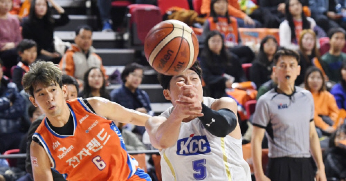 [포토] KCC 이정현, 뭔가 허전해?