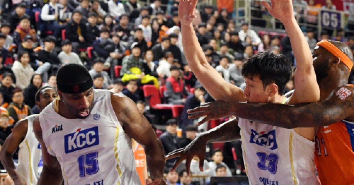 [포토] KCC 정희재, 리바운드를 위한.. 박스아웃!