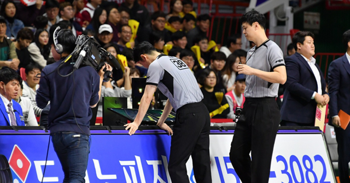[JB포토] KBL 심판 '정확한 판정을 위해 비디오 판정'