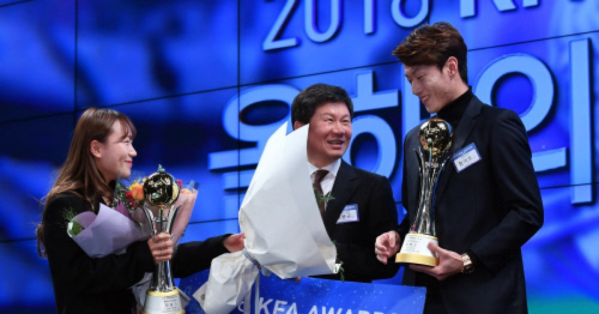 2018 KFA어워즈. 꽃다발은 나눠야죠 [포토]