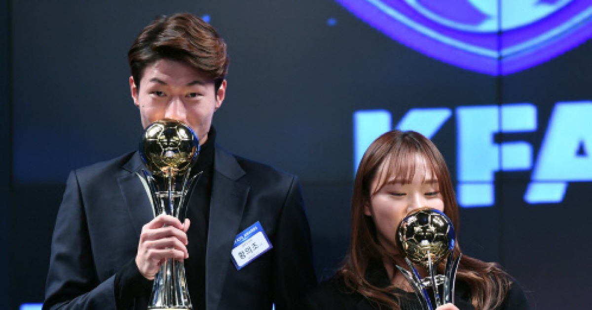 2018 KFA어워즈 트로피에 키스를 [포토]