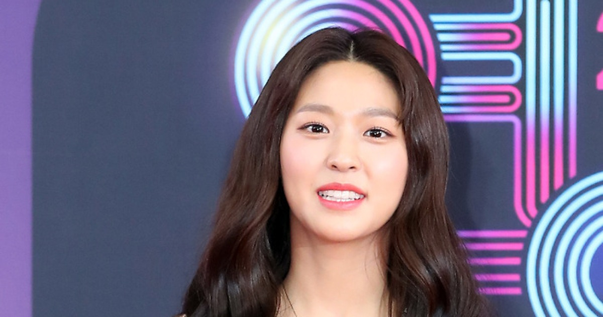 설현, KBS 연예 대상에서 '예쁨' 폭발