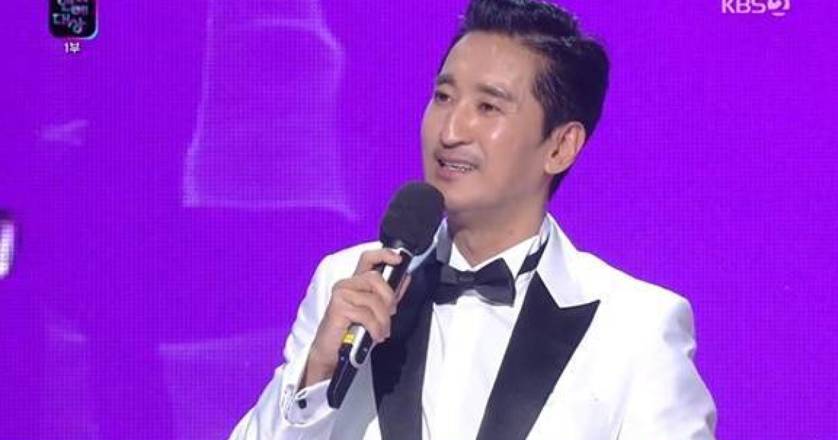 [2018 KBS 연예대상] 신현준, 응원 팻말 불만 "하필 '천국의 계단' 역변 사진을.."