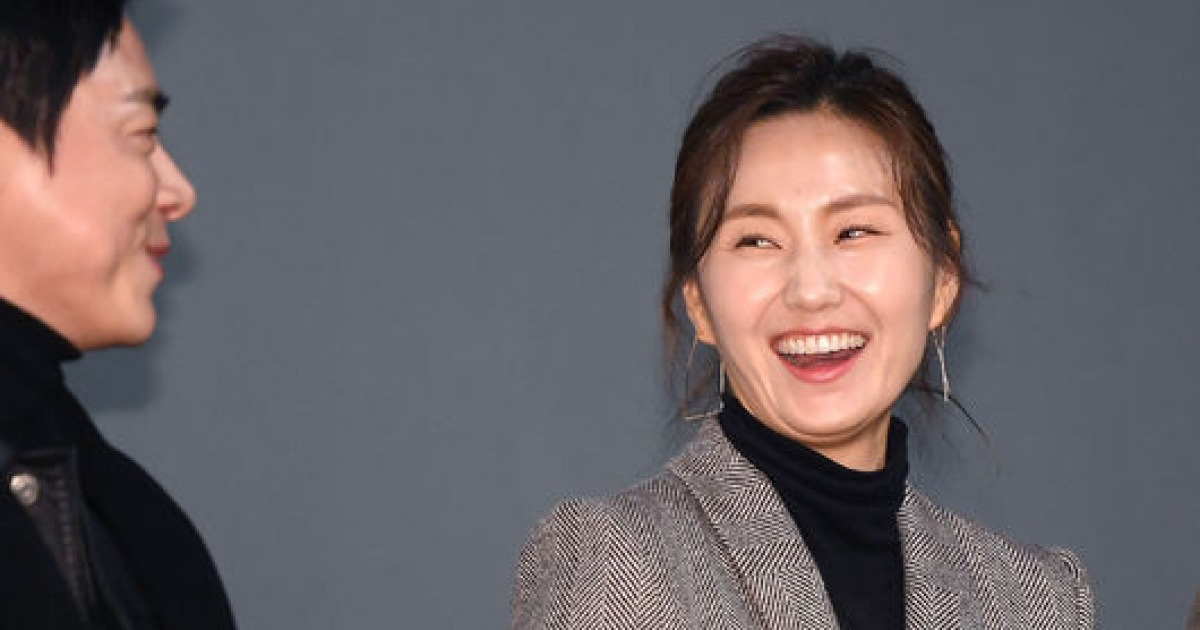 조정석의 재치에 미소 짓는 배우 김소진 [사진]