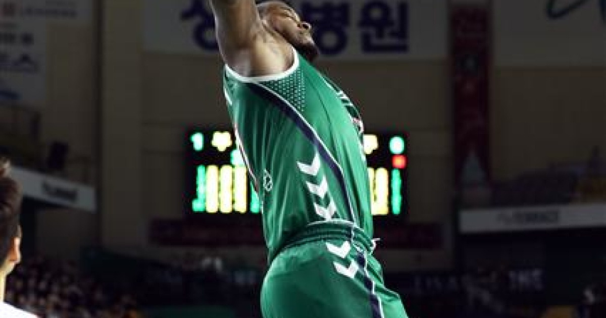 포스터 30득점 DB 3연승, LG는 KCC 35점 차 완파하며 연패 탈출