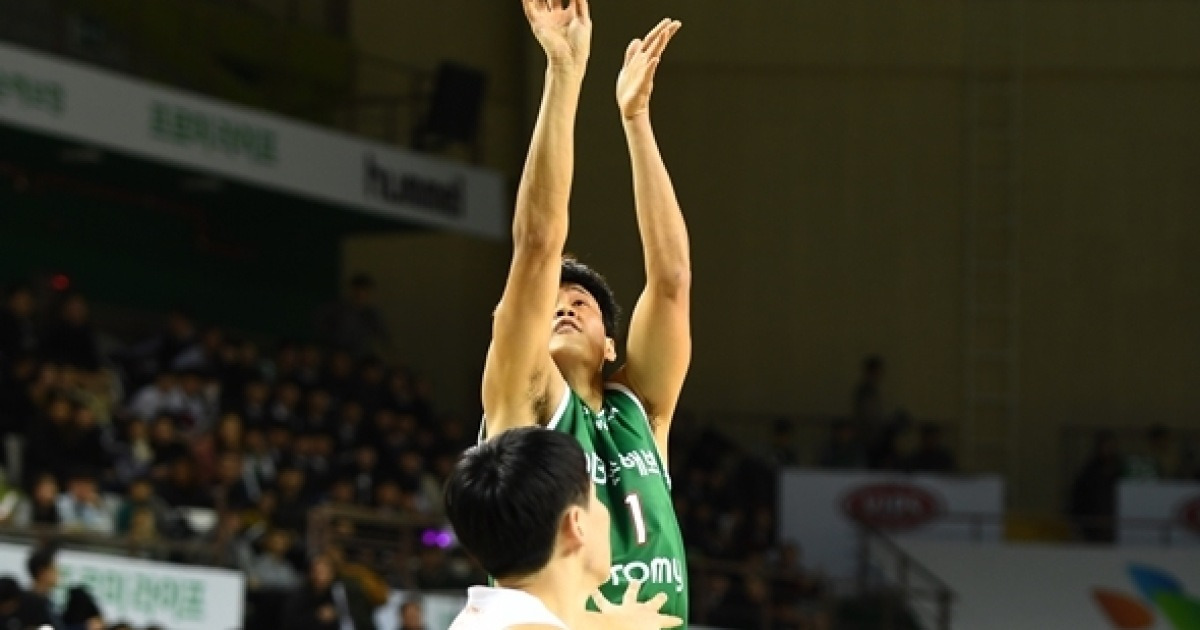 [D리그] 한정원 펄펄 난 DB, KCC에 역전승..단독 3위로 대회 마무리