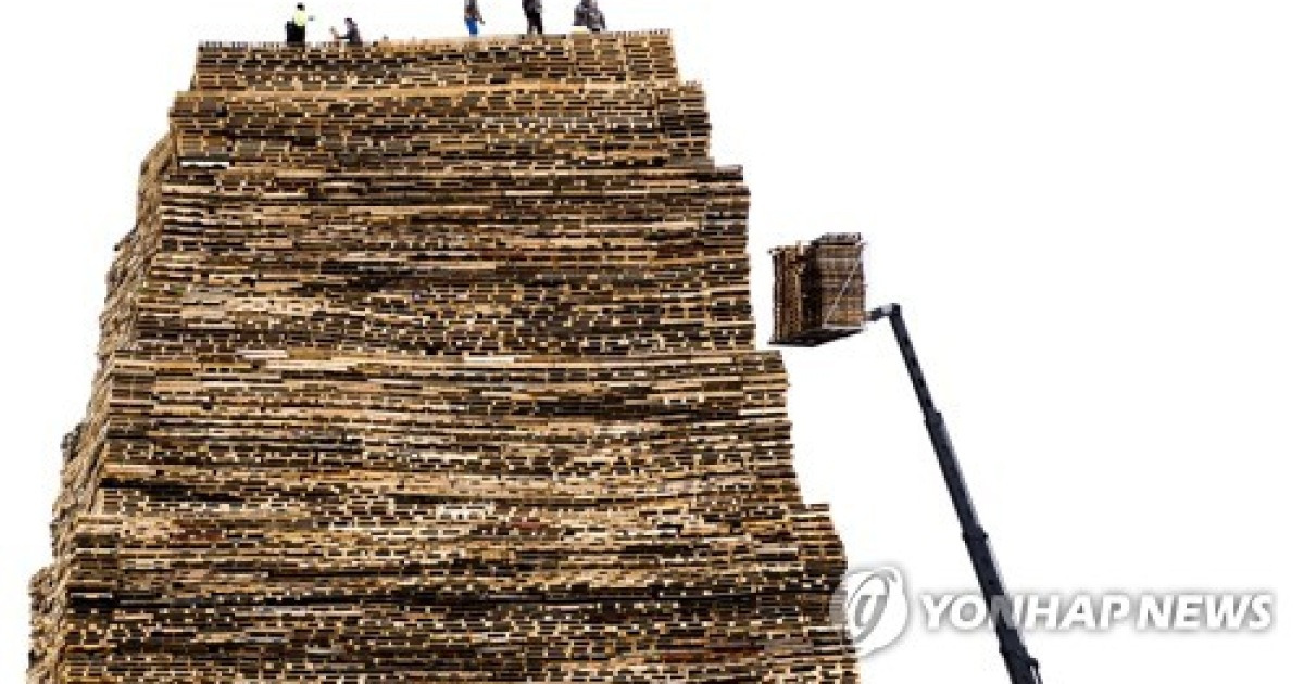 NETHERLANDS NEW YEAR BONFIRE