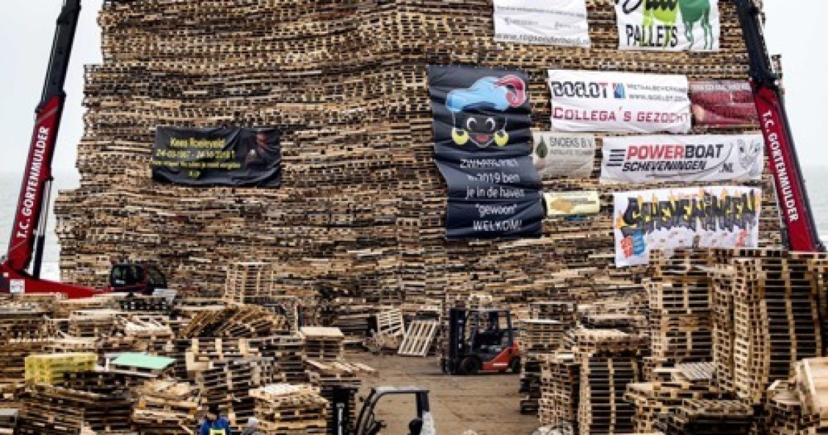 NETHERLANDS NEW YEAR BONFIRE
