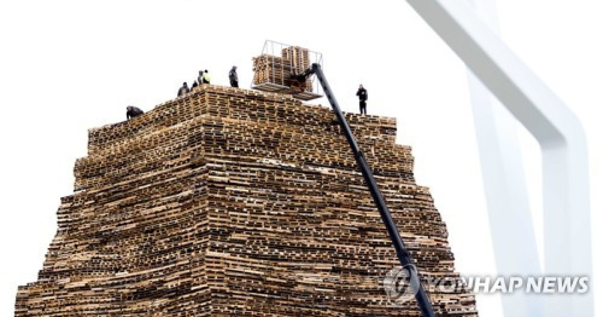 NETHERLANDS NEW YEAR BONFIRE