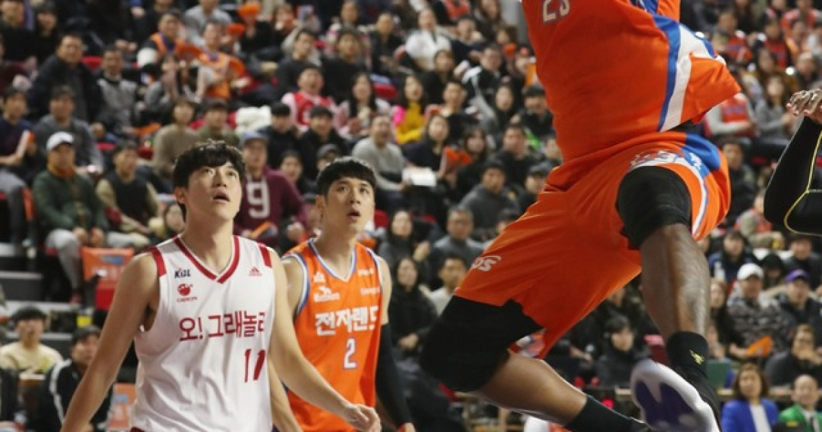 '로드 26점' 전자랜드, 오리온 잡고 3연승..KCC, SK에 9연패 안겨(종합)