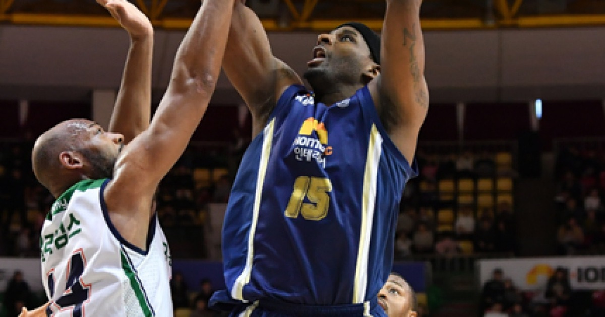 '브라운 트리플더블' KCC, DB 꺾고 5연승 질주