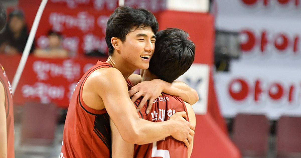 [JB포토] KGC 박지훈, 박재한 '우리가 이겼어'