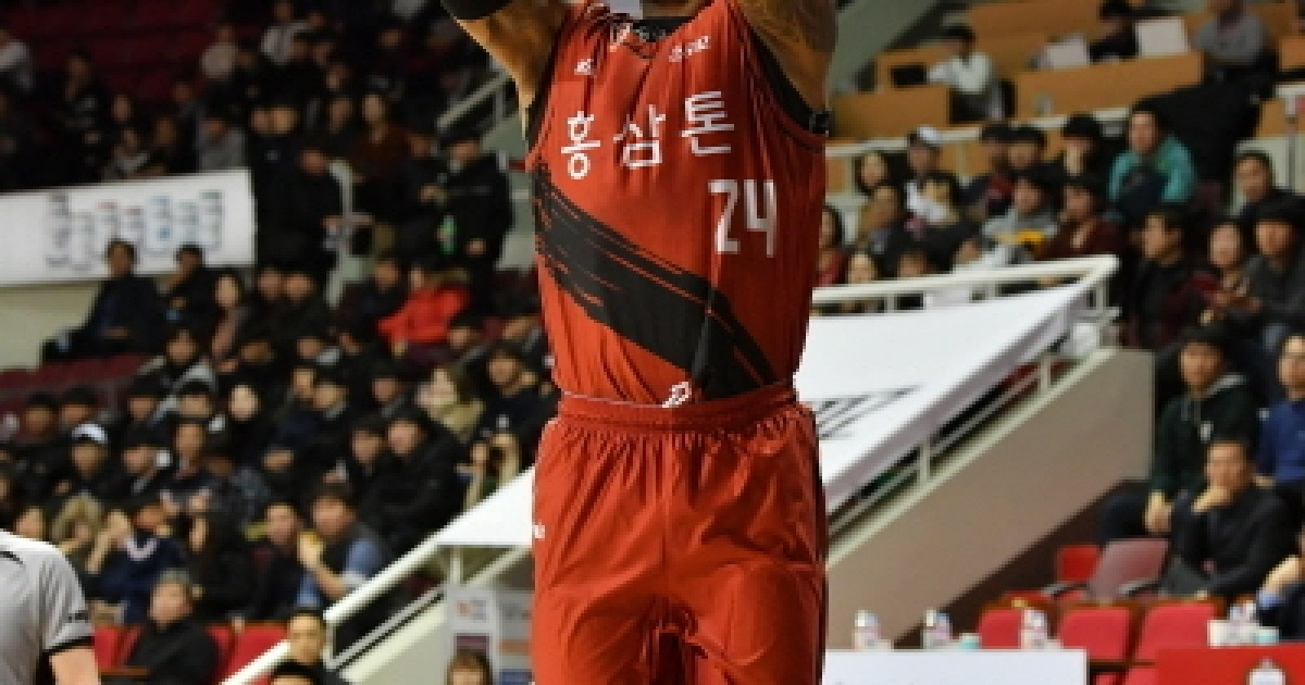 '3점슛 16방' KGC, KCC 꺾고 단독 4위 올라서