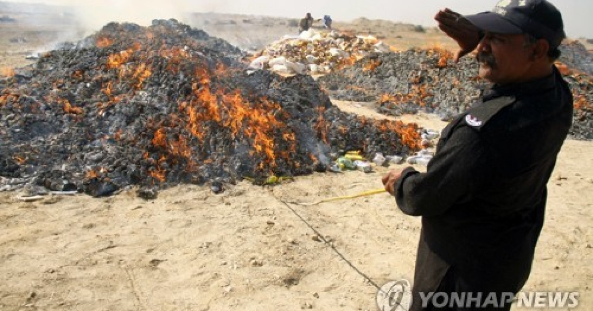 PAKISTAN CUSTOMS BURN TOBACCO