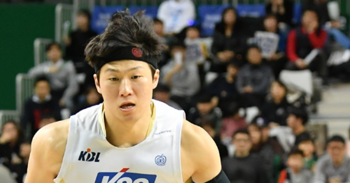 '정현·브라운 63점 합작' KCC, DB 꺾고 단독 3위