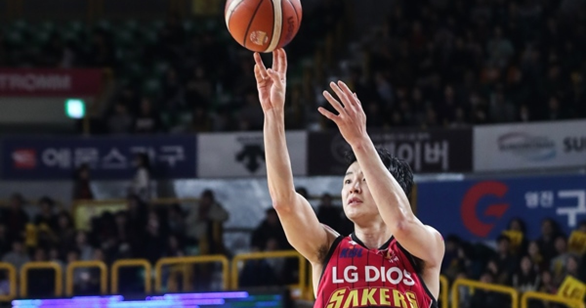 '조성민 21득점' LG, KCC에 역전승..공동 3위 도약