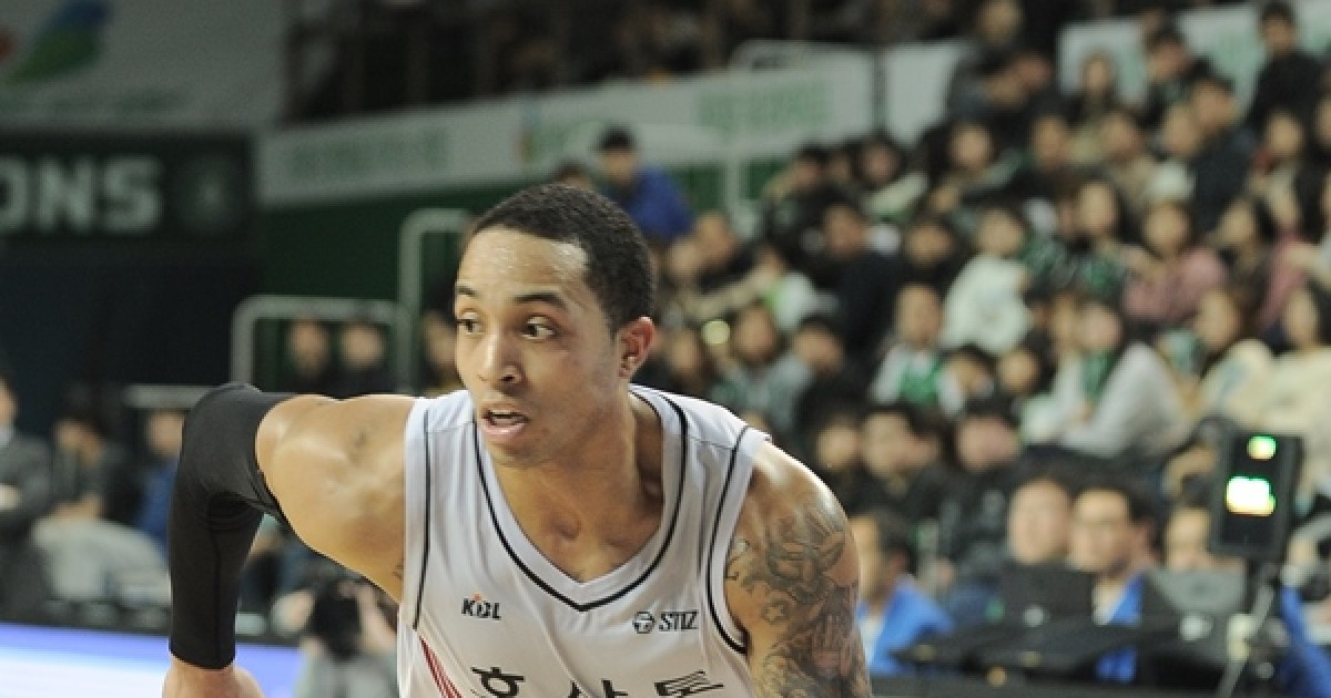 '에드워즈 38득점' KGC, DB 꺾고 7연패 수렁 탈출