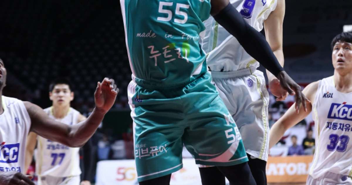 허 훈-덴트몬 쌍포 폭발 KT, KCC 꺾고 3위 수성