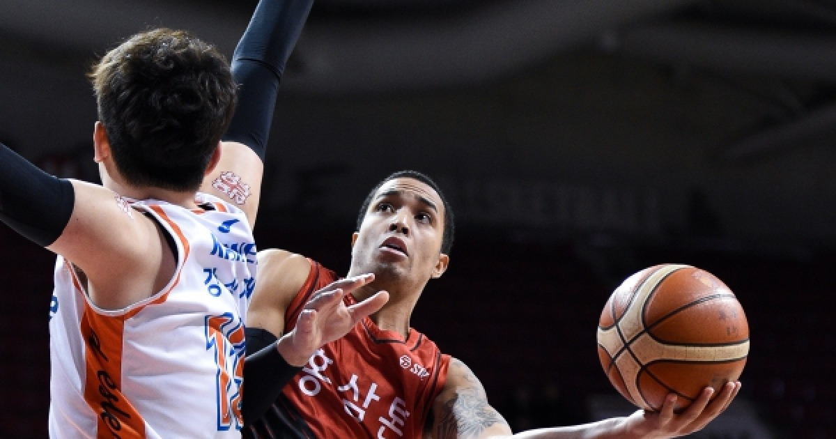 [JB포토] KGC 에드워즈 '득점하기 참 까다롭네?!'