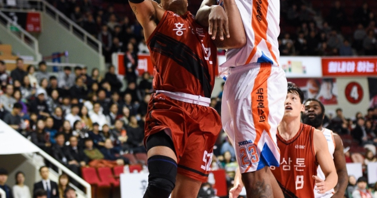 [JB포토] KGC 에드워즈 '왜 이렇게 블록이 높아!?'