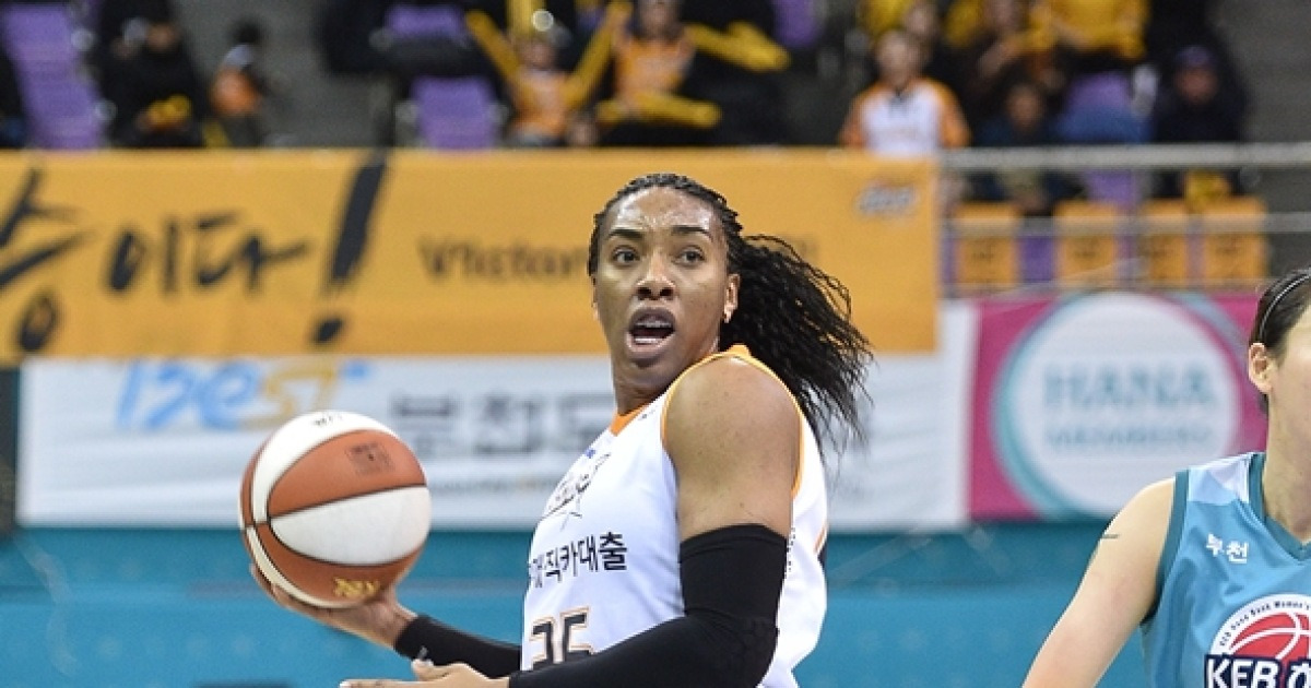 '쏜튼 26득점' KB스타즈, KEB하나은행 꺾고 13연승 질주