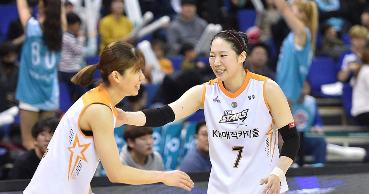 여자 프로농구 선두 KB, KEB하나은행 꺾고 13연승 질주