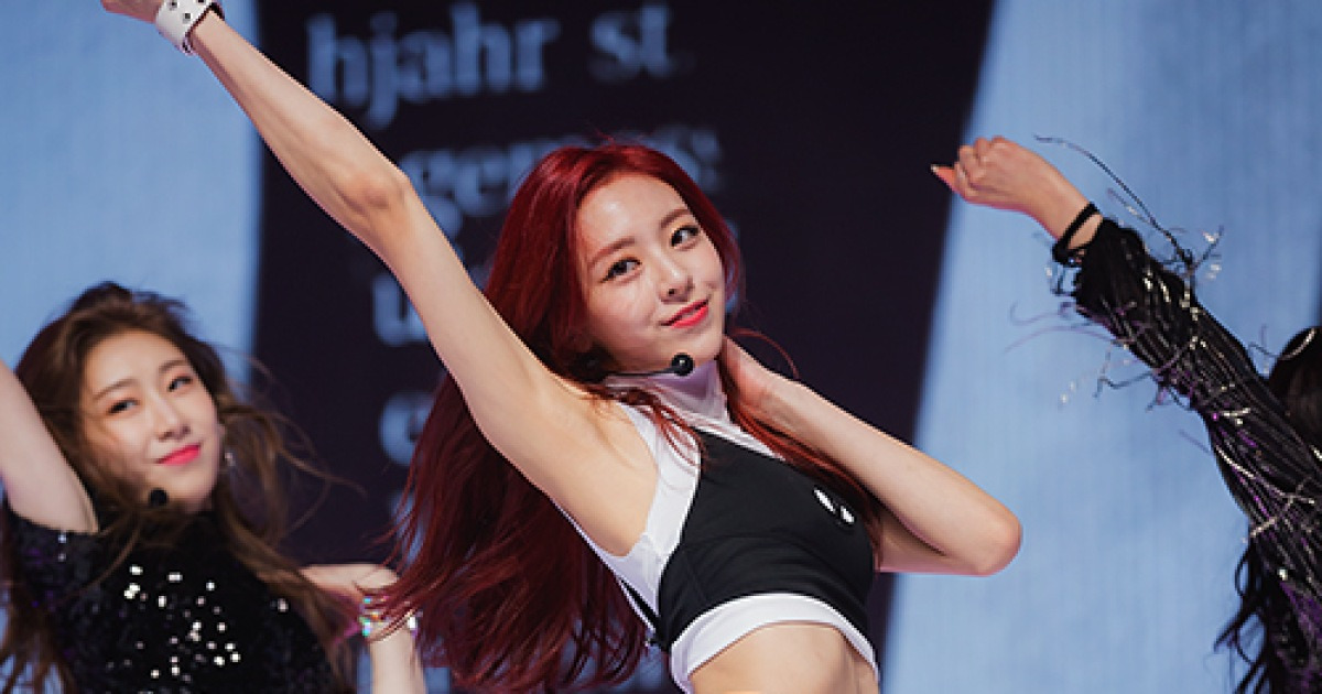 [bnt포토] itzy 유나 '군살이 있지? 없지'