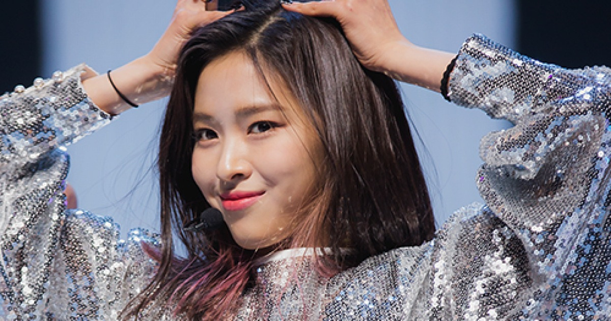 [bnt포토] itzy 류진 '사나 선배 닮았나요?'