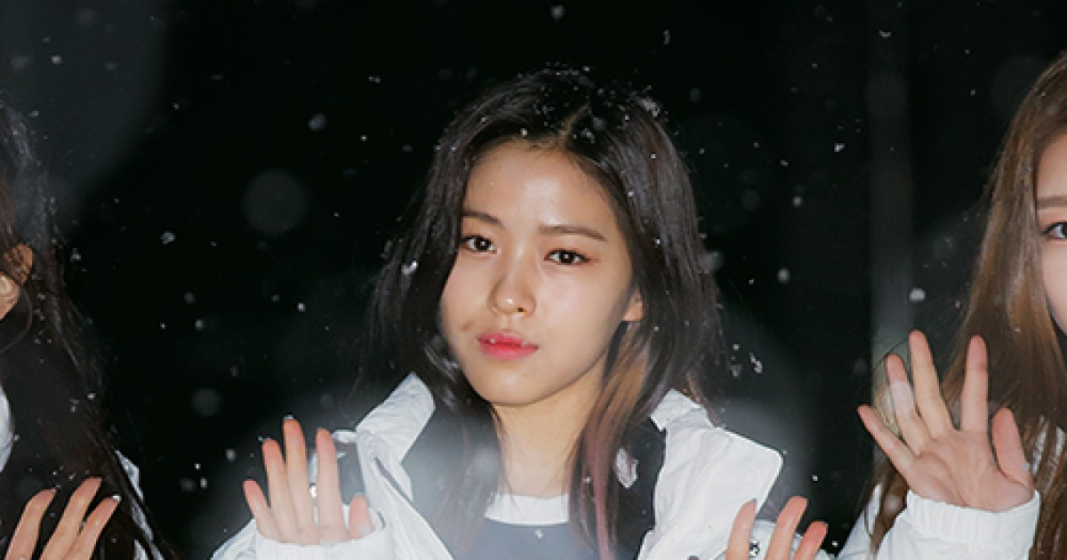 [bnt포토] itzy 류진 '폭설에 복근 노출'