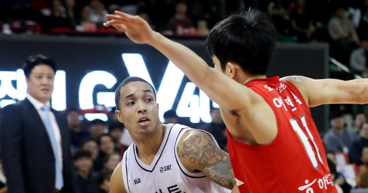 돌파하는 KGC 에드워즈