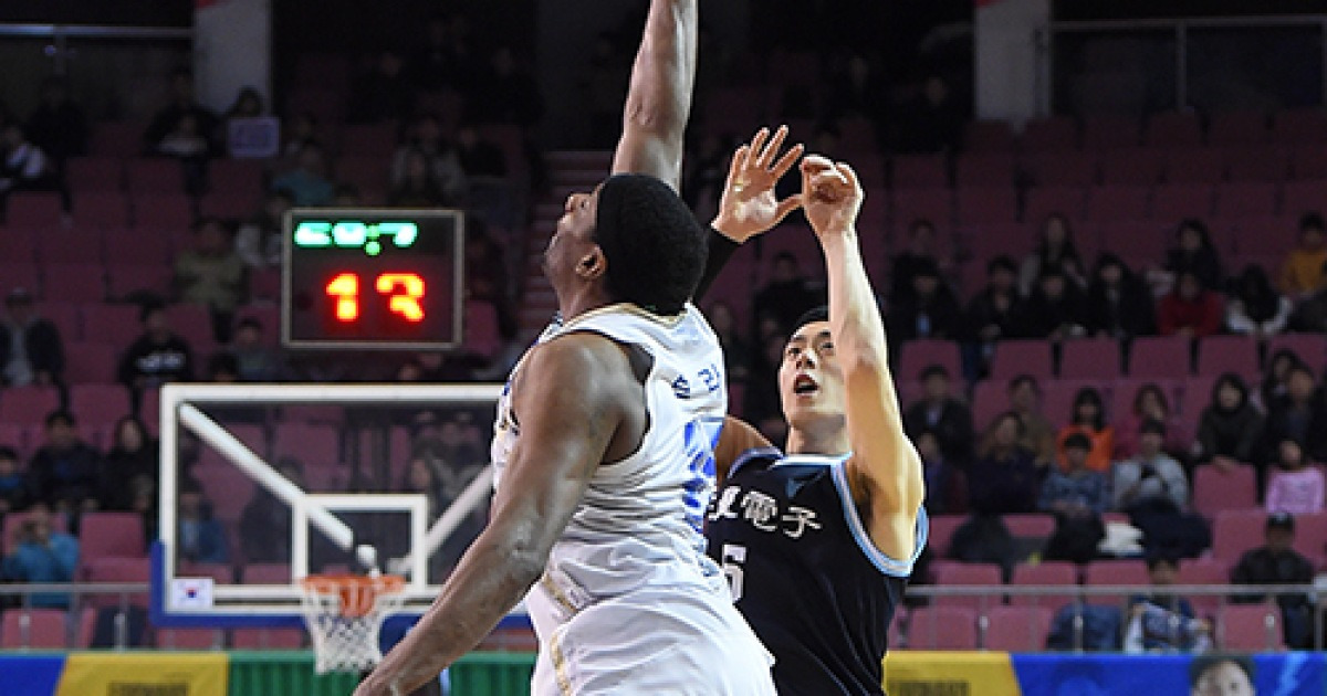 '이관희 4Q 맹활약' 삼성, KCC 잡고 9연패 탈출