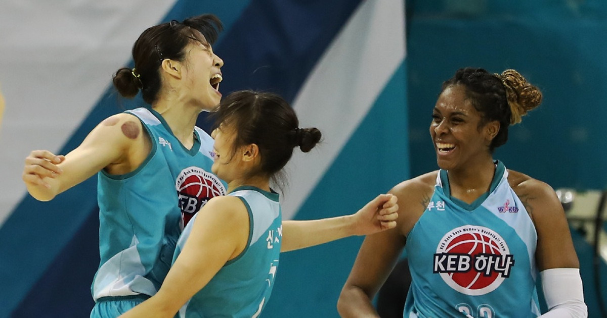 '기뻐하는 KEB하나은행 선수들'