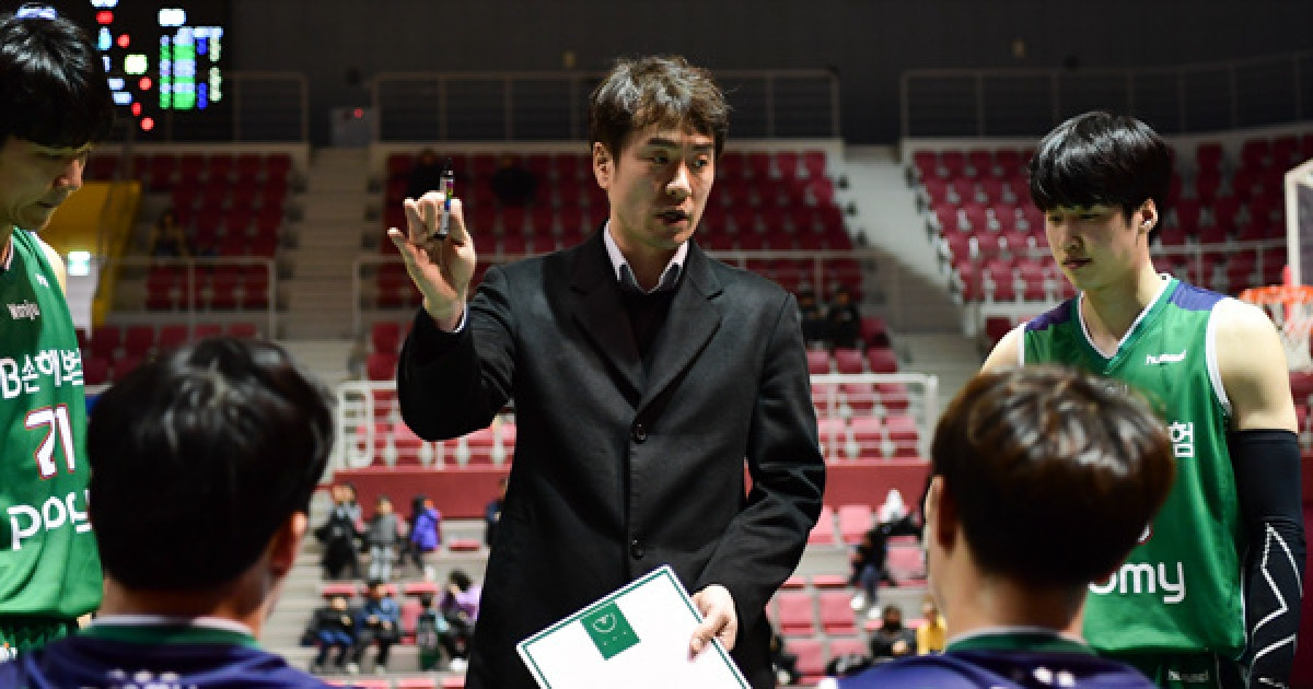 [JB포토] DB 김성철 코치 '작전대로 하자'