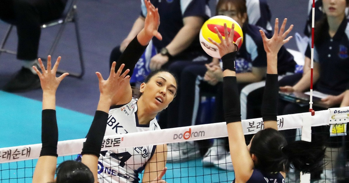 막혀버린 IBK기업은행 어나이의 공격