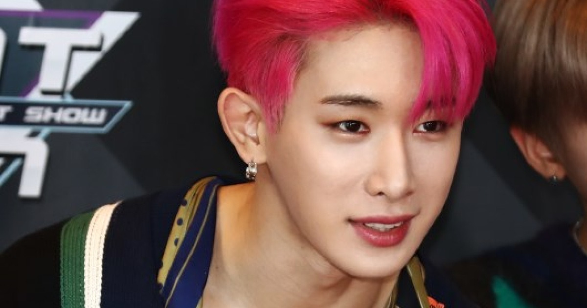 [포토]몬스타엑스 원호 살짝보이는 바디라인