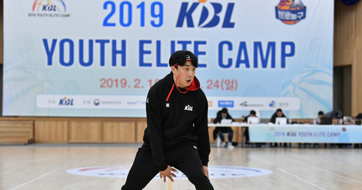 [JB포토] 김현중 KBL 유스 엘리트 코치 '트랙을 익히면서 레그스루 해봐'