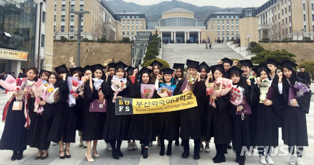 부산외대 외국인 유학생 105명 졸업