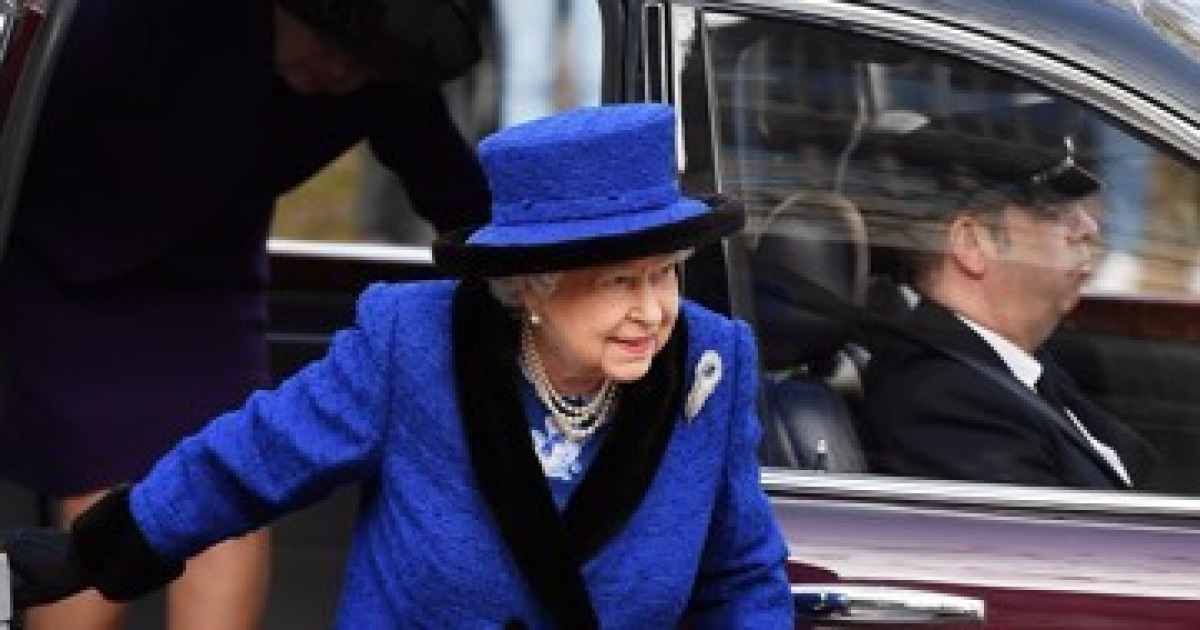 BRITAIN ROYALTY QUEEN GUARDS CHAPEL