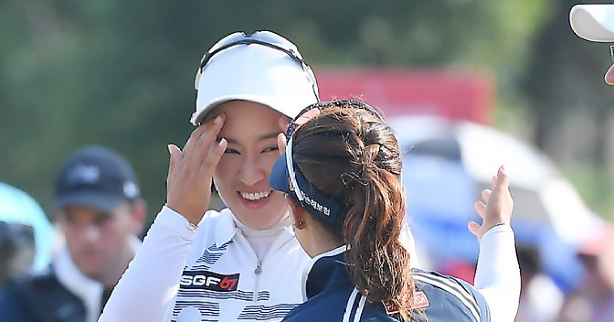 HONDA LPGA 우승 양희영 '신지은 축하에 쑥스러운 미소'[포토엔HD]