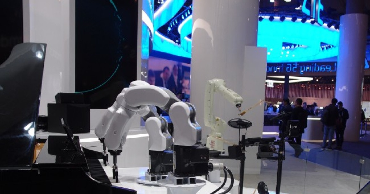 [MWC2019] 피아노 치고 종이비행기 접는 로봇팔..휴머노이드도 "올라(hola)" 인사