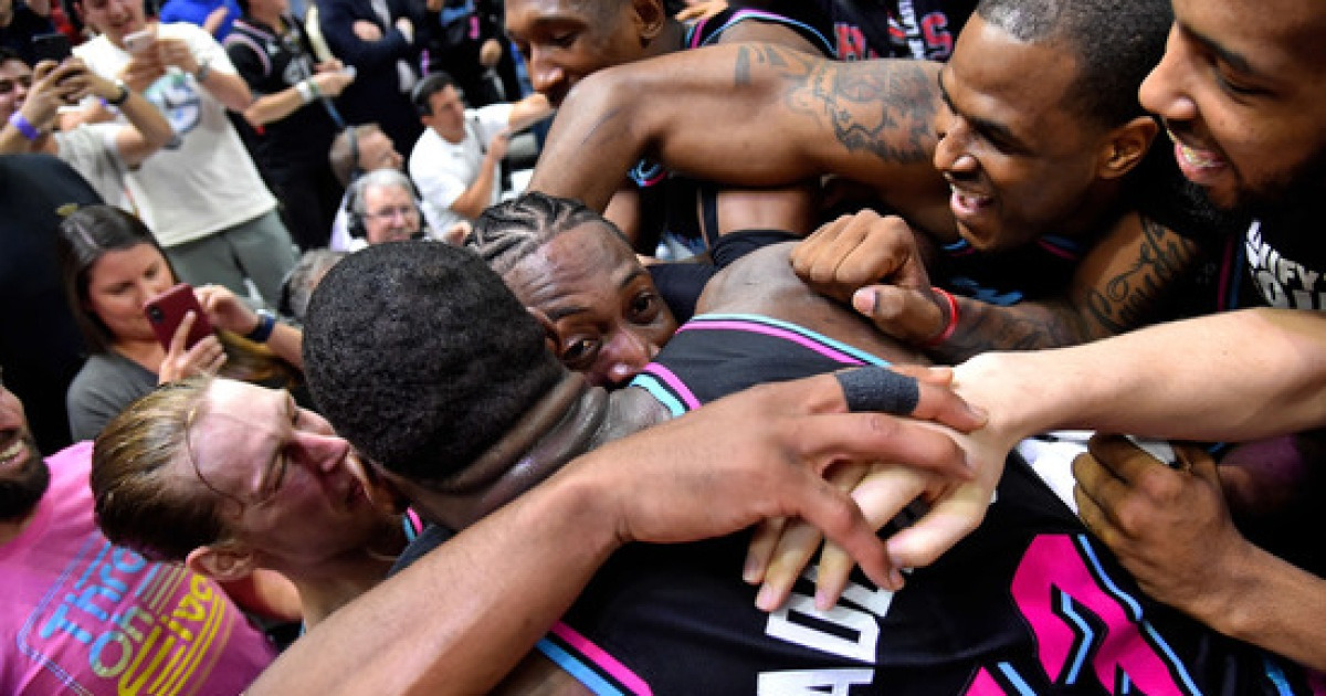 '꼭 은퇴 해야겠니' 드웨인 웨이드, 놀라운 '클러치 쇼'로 GSW 격침