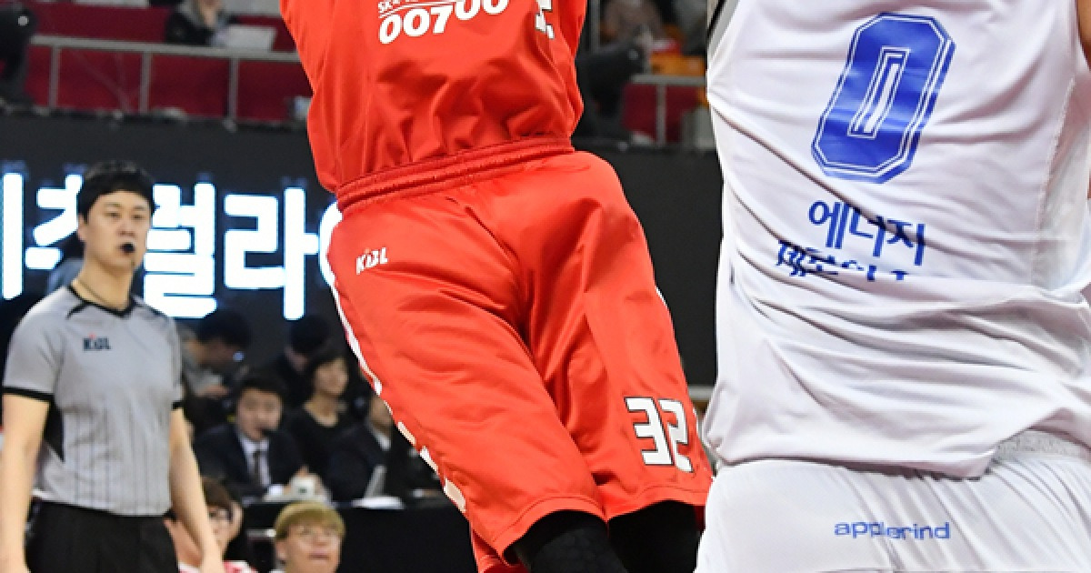 [JB포토] SK 애런 헤인즈 '장신을 피해 페이더웨이'