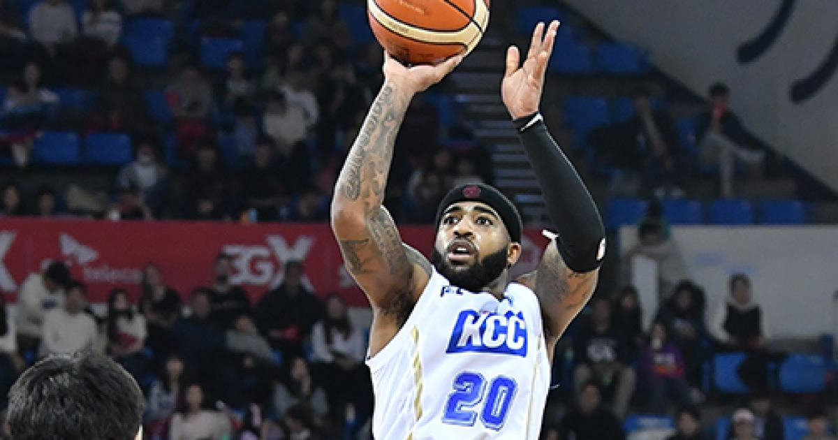 '5명 두 자리 득점' KCC, SK 원정서 1543일만의 승