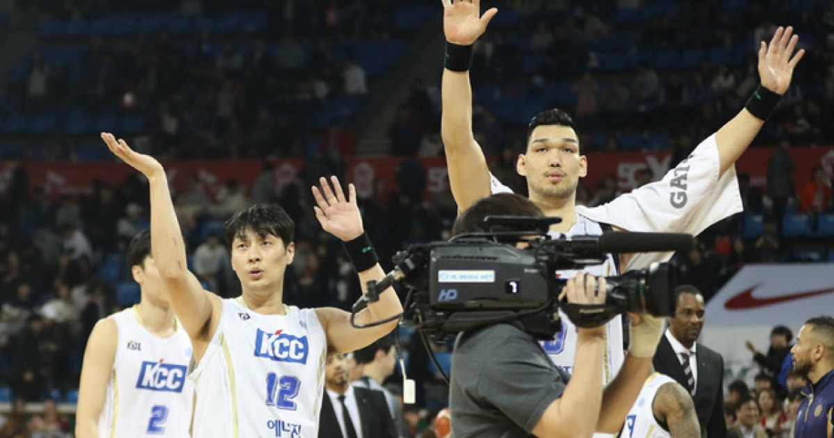 KCC, SK에 92 대 76으로 승리
