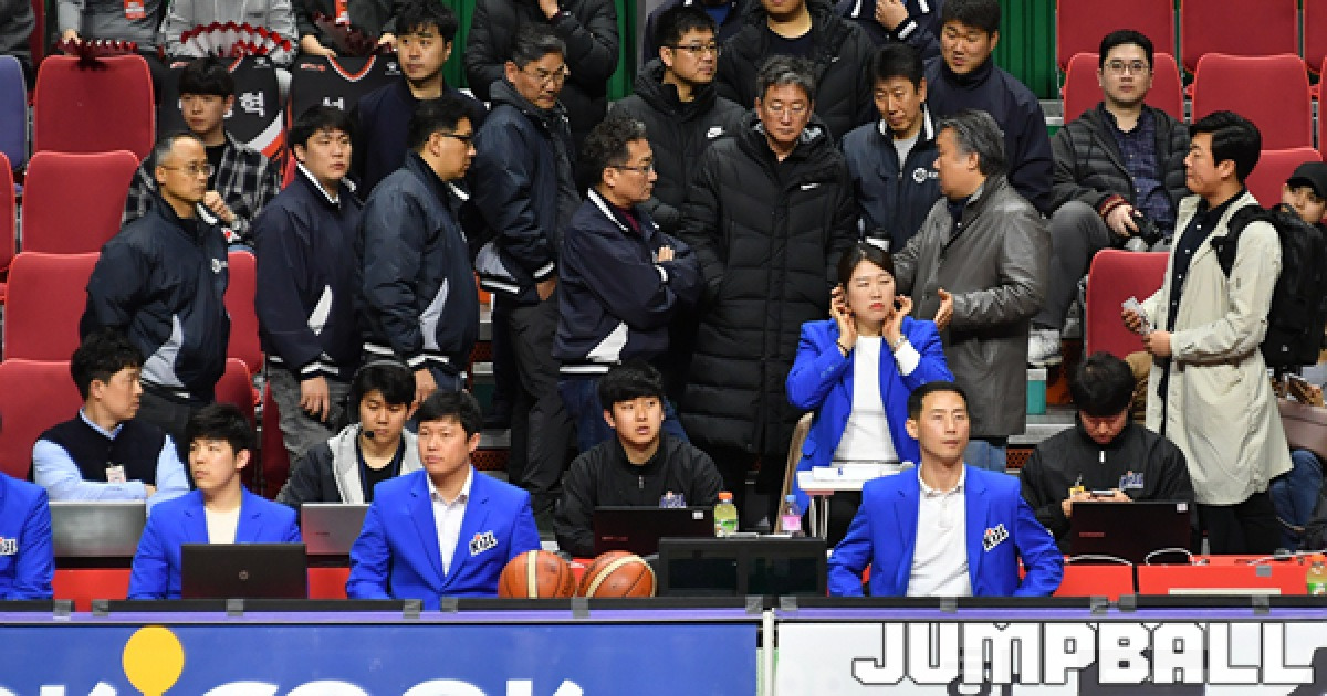 [JB포토] KBO 기록원 'KBL 기록 작성은 이런 시스템이구나'