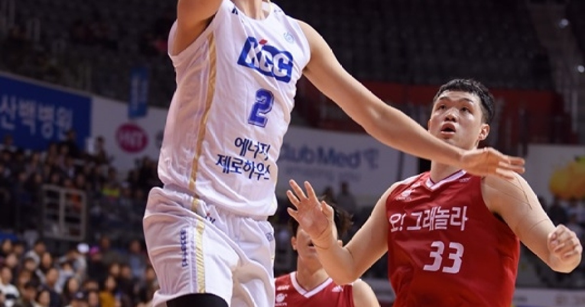 [BK포토]KCC 송교창 "수비는 다 제쳤고"