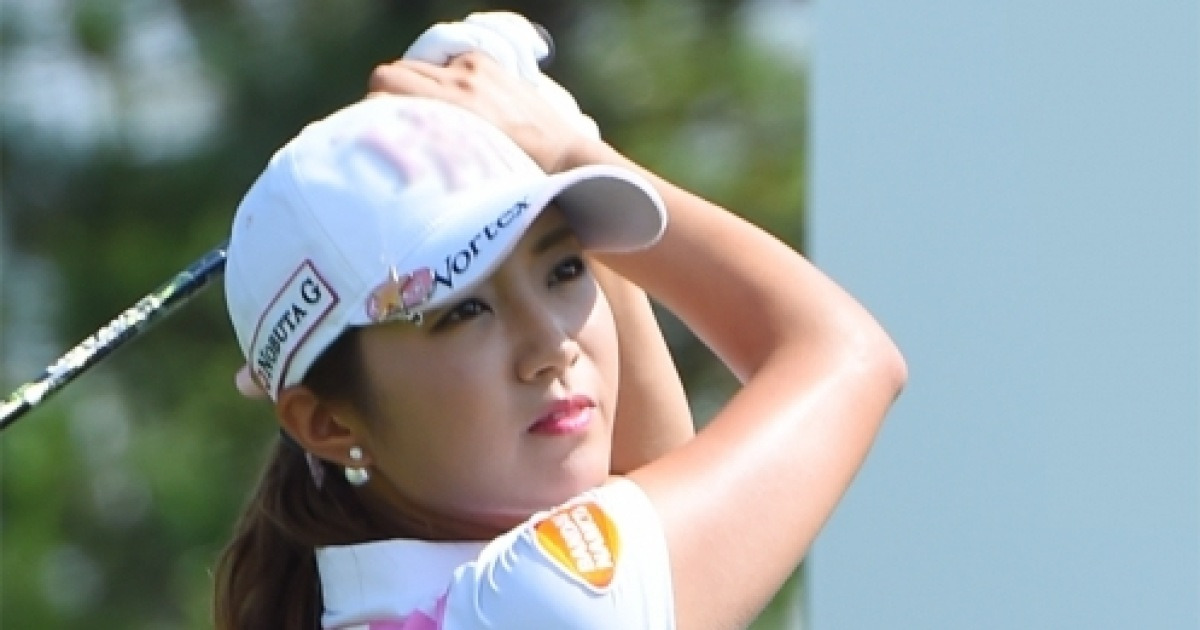 안선주·신지애, 개막전 2R 공동 4위..칩인 버디 이보미는 12위 [JLPGA]