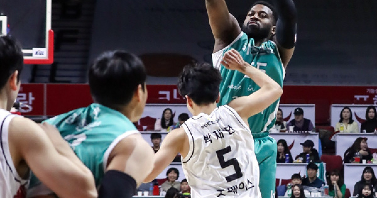 '3점슛 14방' KT, KGC에 패하며 PO 확정 다음 기회로